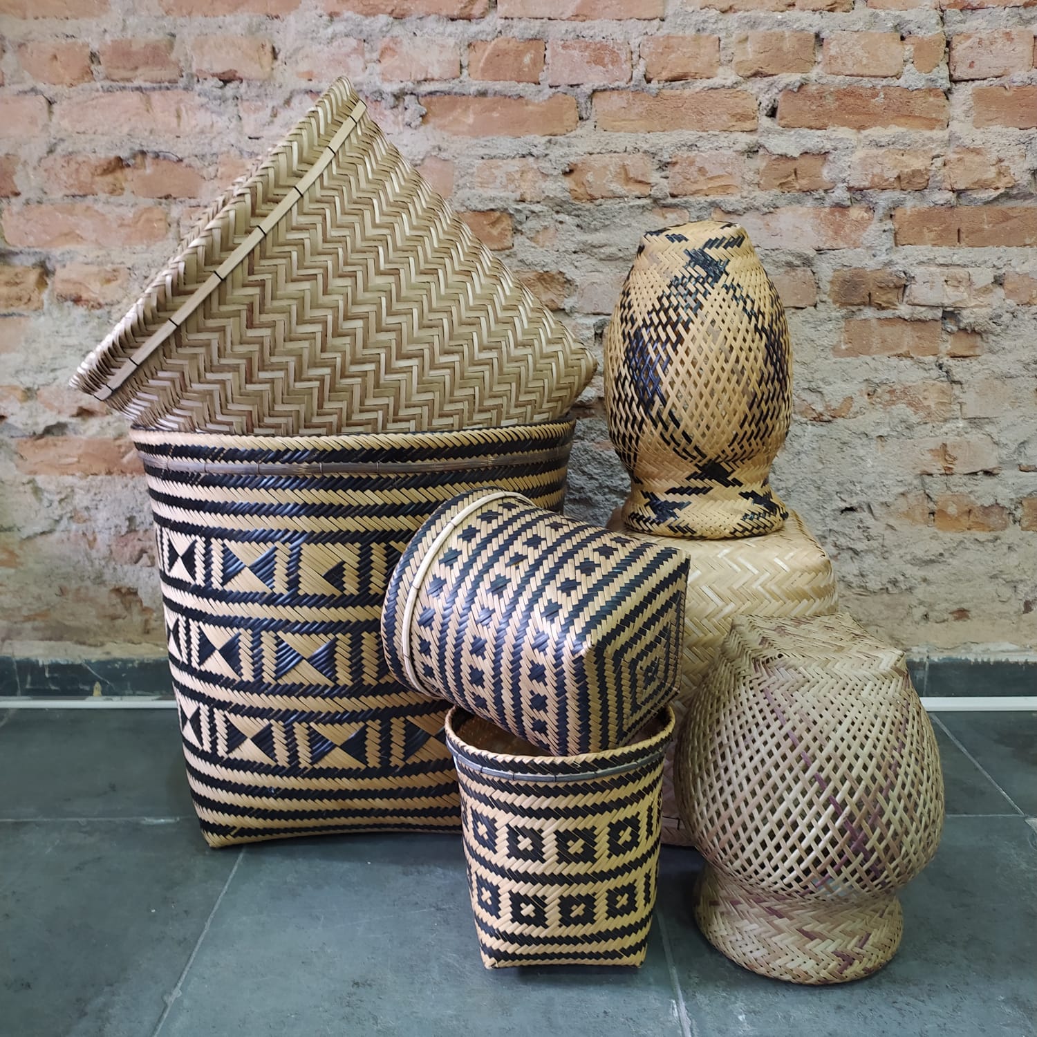 Cesta urutu em fibra de arumã e grafismos do povo Baniwa