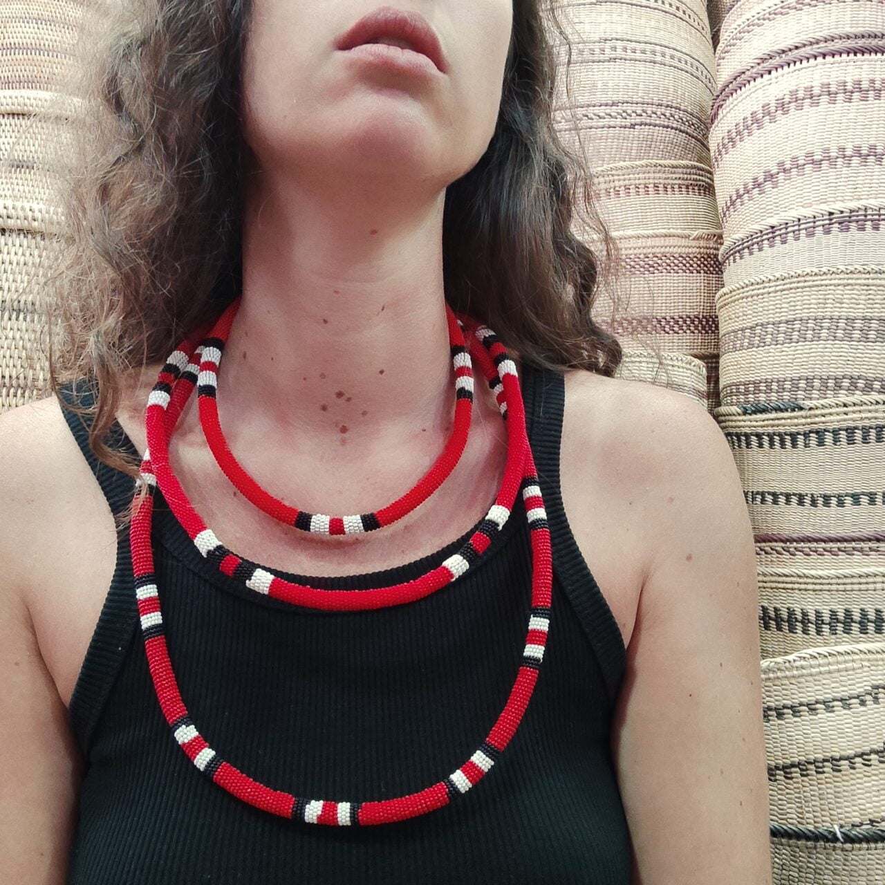 Colar Cobra Coral tamanho M - Povo Waurá, com miçangas coloridas.