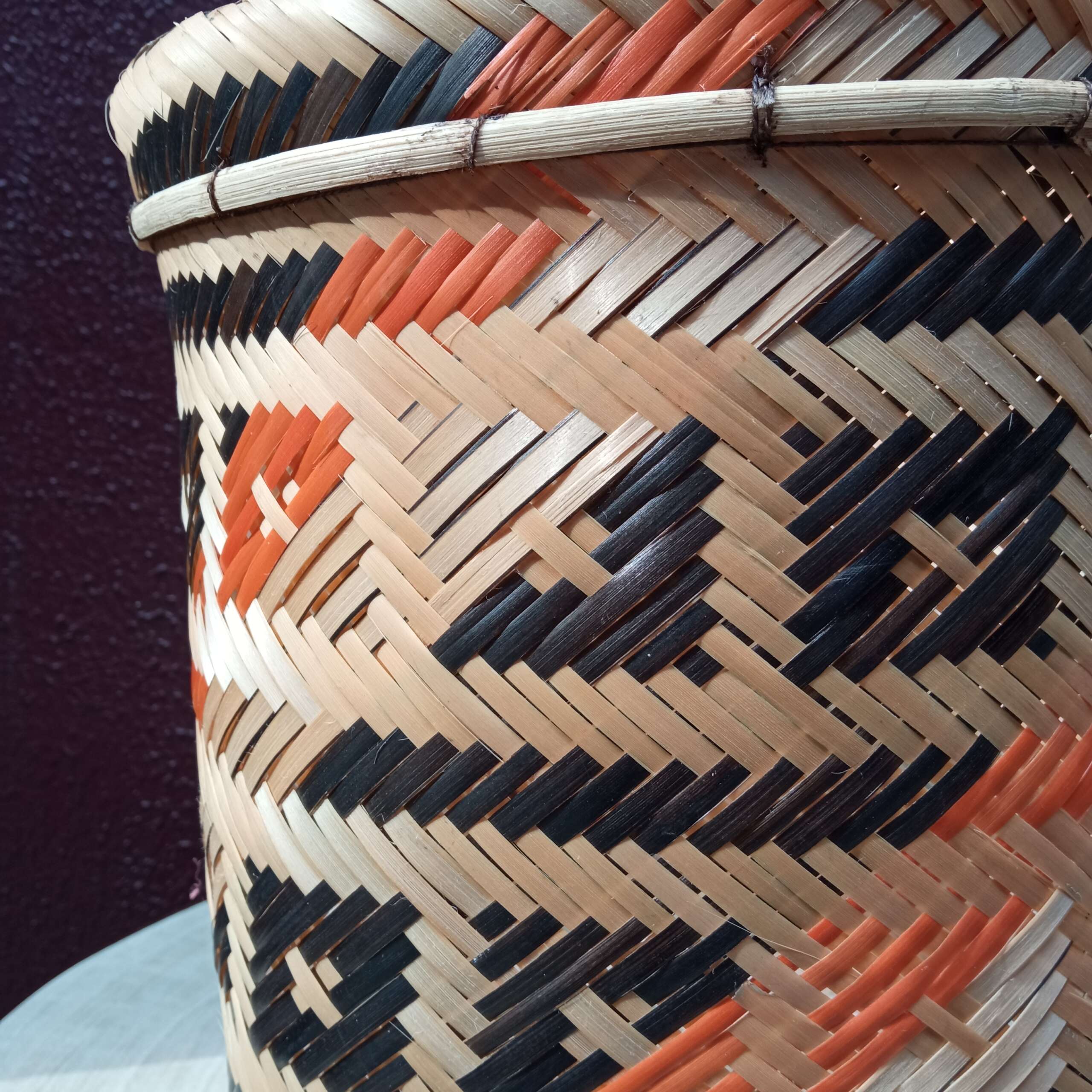 Cesto urutu em fibra de arumã e grafismos do povo Baniwa