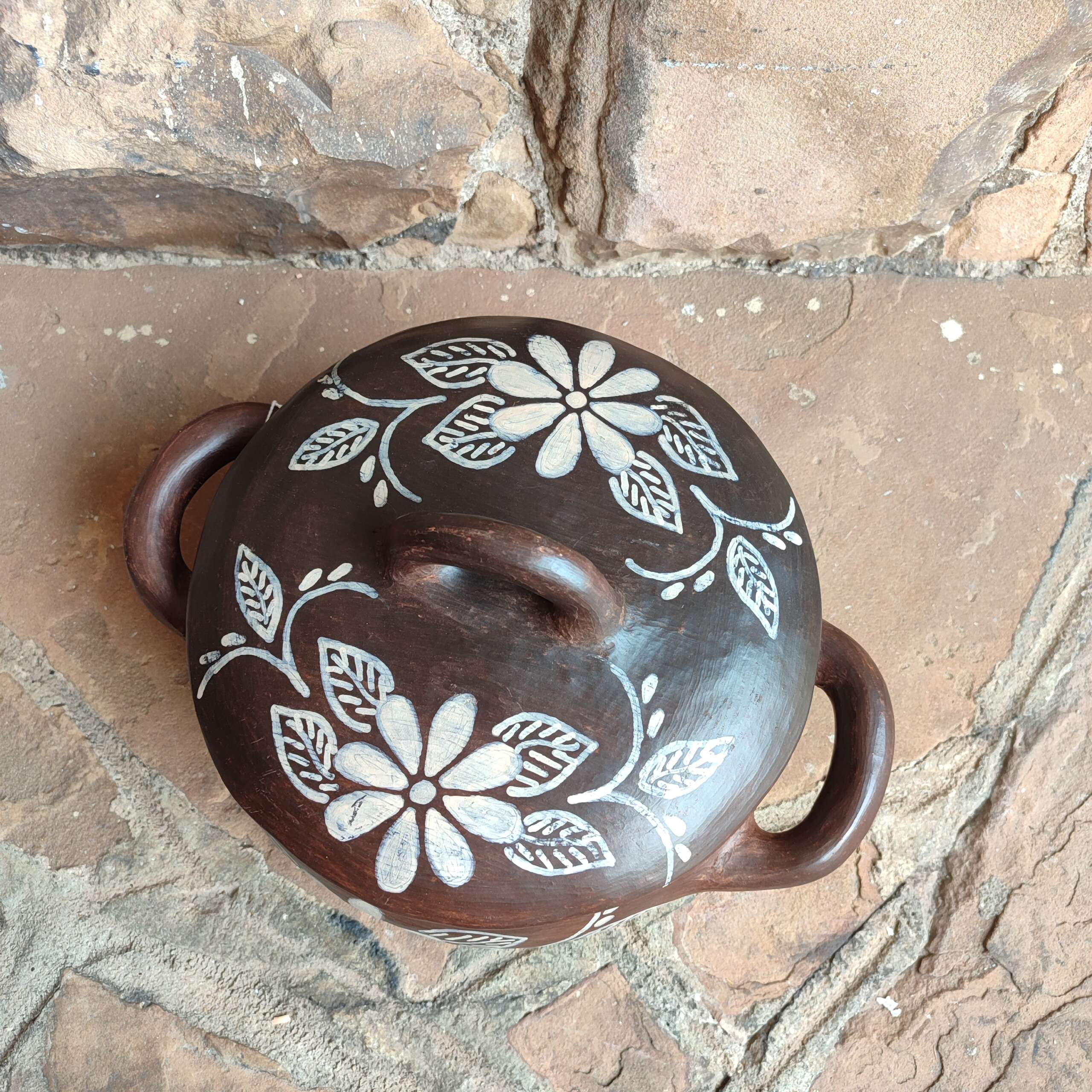 Panela de cerâmica decorada. Povo Terena.