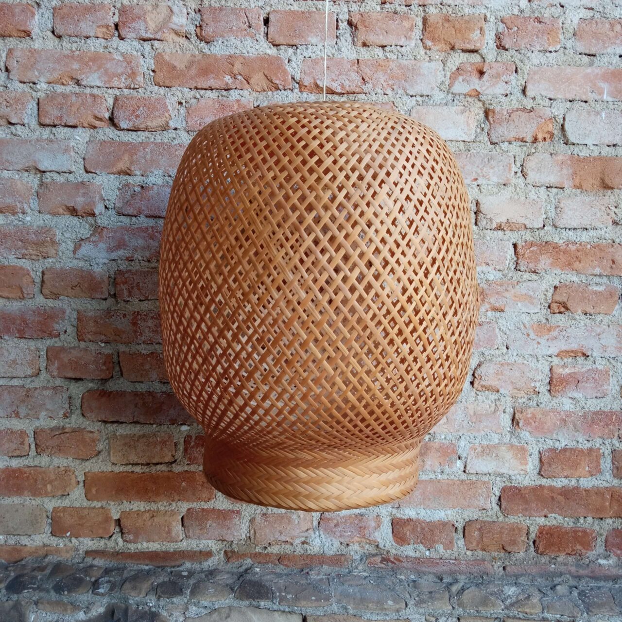 Pendente em fibra de arumã, povo Baniwa, modelo botijão.